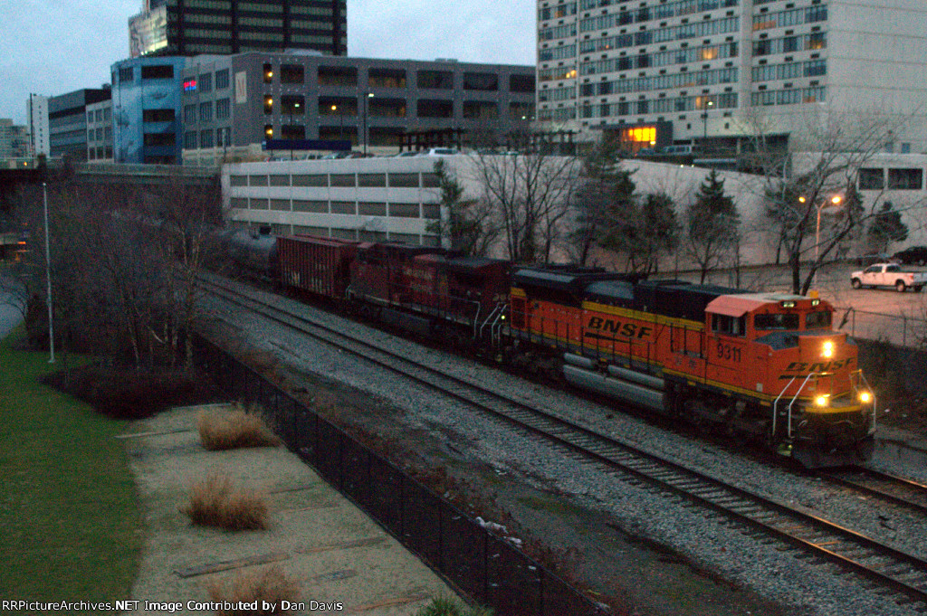 BNSF SD70ACe 9311 leads K042